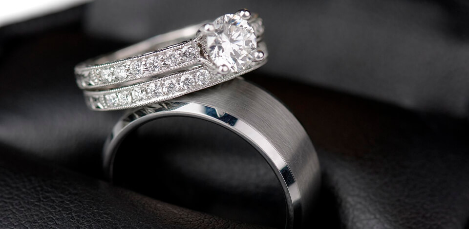 28 Wedding Ring Photographs: Examples & Tips